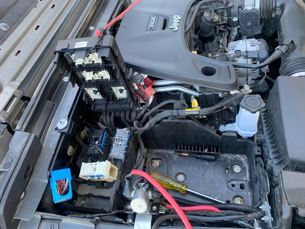 Does Jeep Gladiator Have Two Batteries