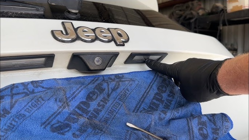How To Change License Plate Light On Jeep Renegade Easily