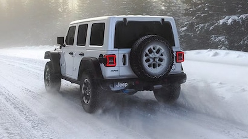 How To Drive A Jeep In Snow: Expert Tips for Safe Winter Travel